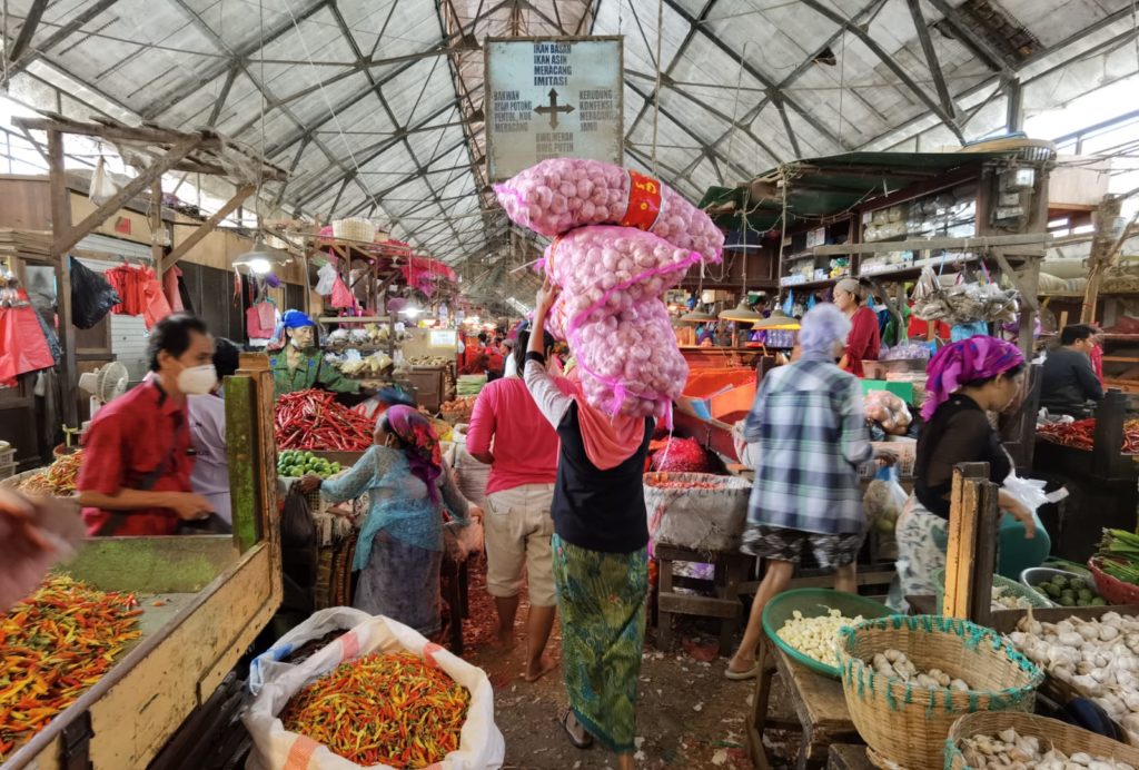 Sejumlah Harga Bahan Pokok di Pasar Pabean Surabaya - Suara Surabaya Sejumlah Harga Bahan Pokok di Pasar Pabean Surabaya - Suara Surabaya