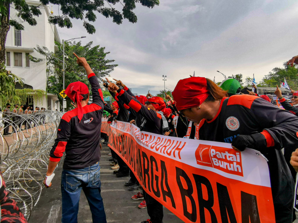 Demo Buruh dan Mahasiswa Jatim Tolak Harga BBM Naik