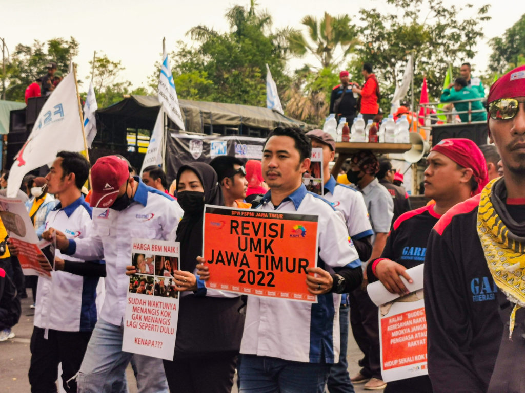 Demo Buruh dan Mahasiswa Jatim Tolak Harga BBM Naik