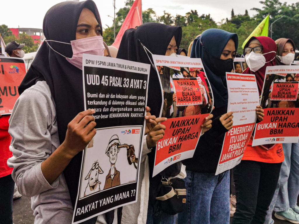 Demo Buruh dan Mahasiswa Jatim Tolak Harga BBM Naik