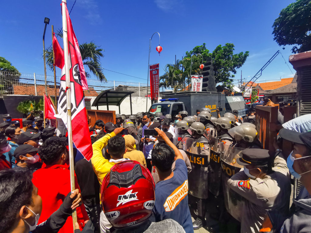 Aksi Demonstrasi GMNI di Dinas ESDM dan GKN Surabaya - Suara Surabaya