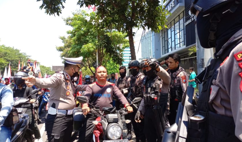 Demo Buruh dan Mahasiswa Jatim Tolak Harga BBM Naik