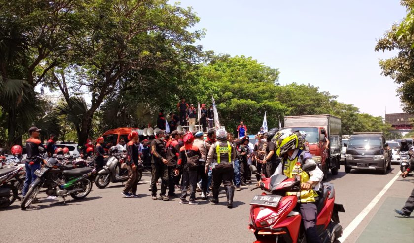 Demo Buruh dan Mahasiswa Jatim Tolak Harga BBM Naik