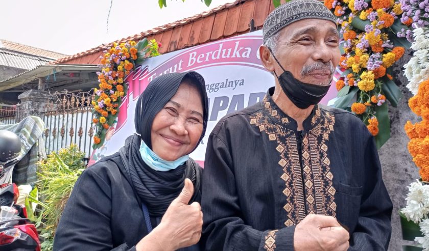 Mengantar Peristirahatan Terakhir Cak Sapari - Suara Surabaya