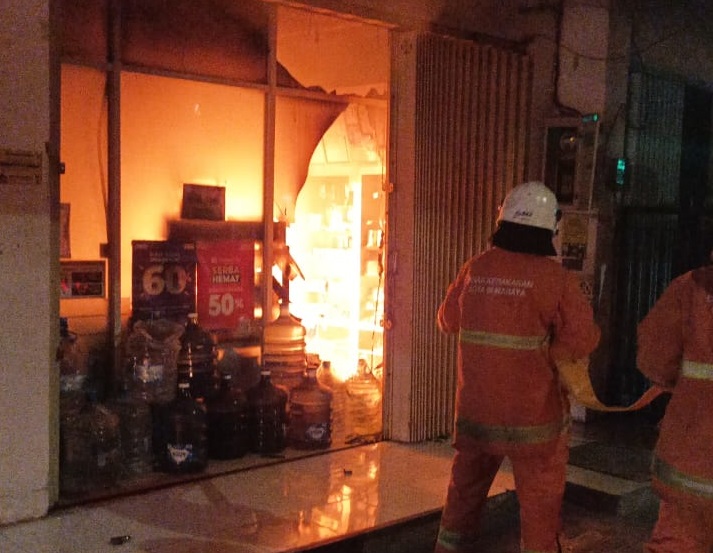 Minimarket di Sukolilo Surabaya Terbakar, Diduga Karena Korsleting ... Minimarket di Sukolilo Surabaya Terbakar, Diduga Karena Korsleting ...