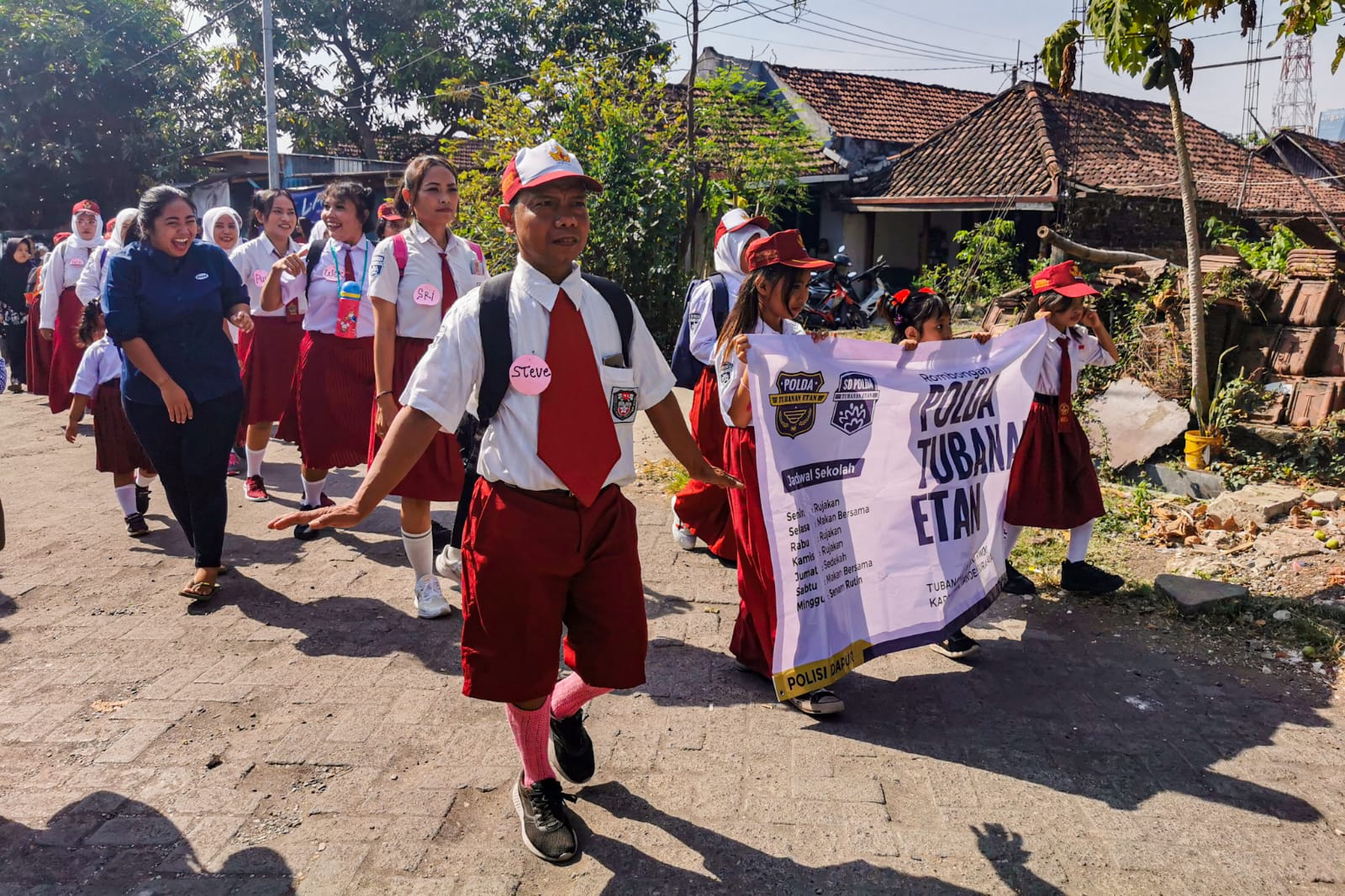 Kostum Unik dan Hiasan Sayur Mayur Warnai Sedekah Bumi Dusun Tubanan ...
