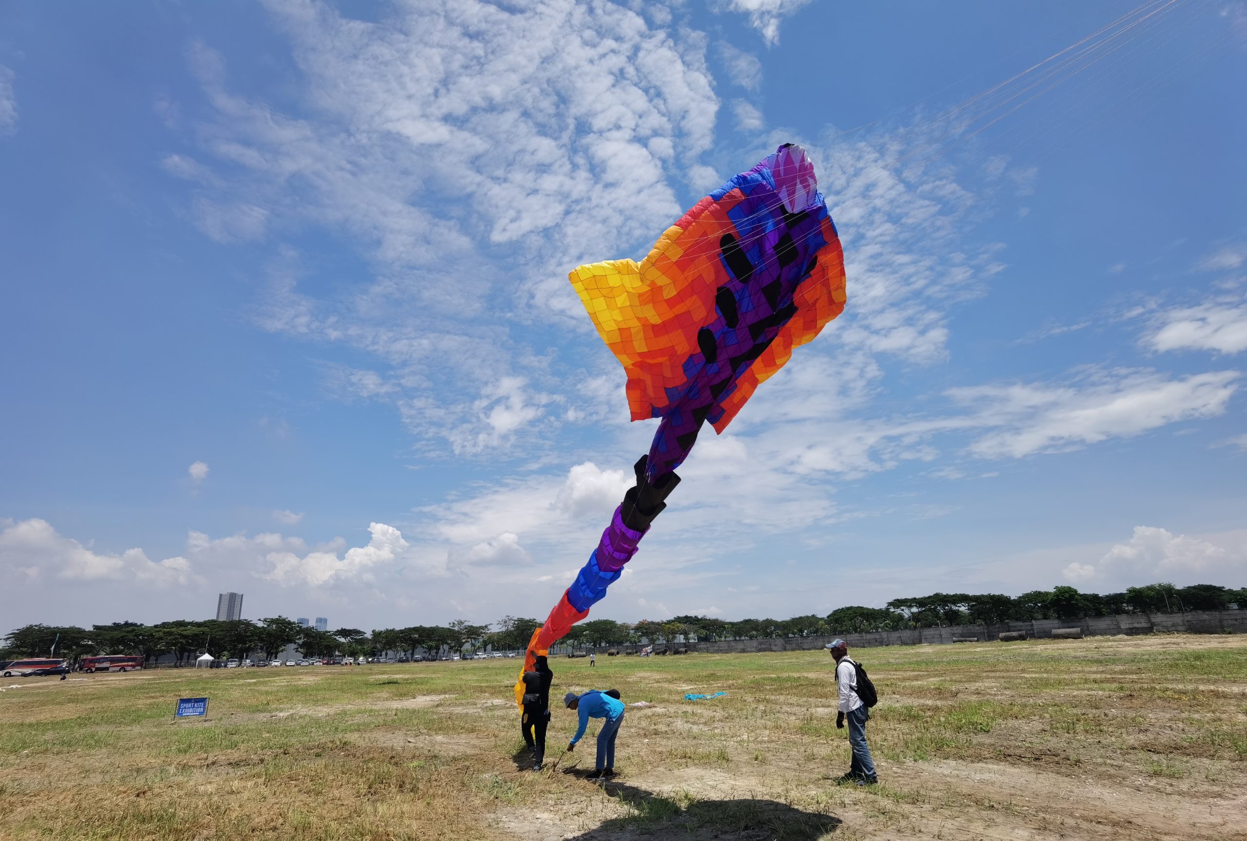 Naga dan Kucing Berkejaran di Surabaya Kite Festival 2022 - Suara Surabaya