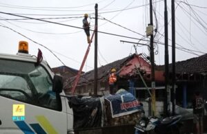 Pegawai PLN Gotong Royong Bantu Biaya Sambung Listrik Gratis ke Ribuan Keluarga Prasejahtera ...