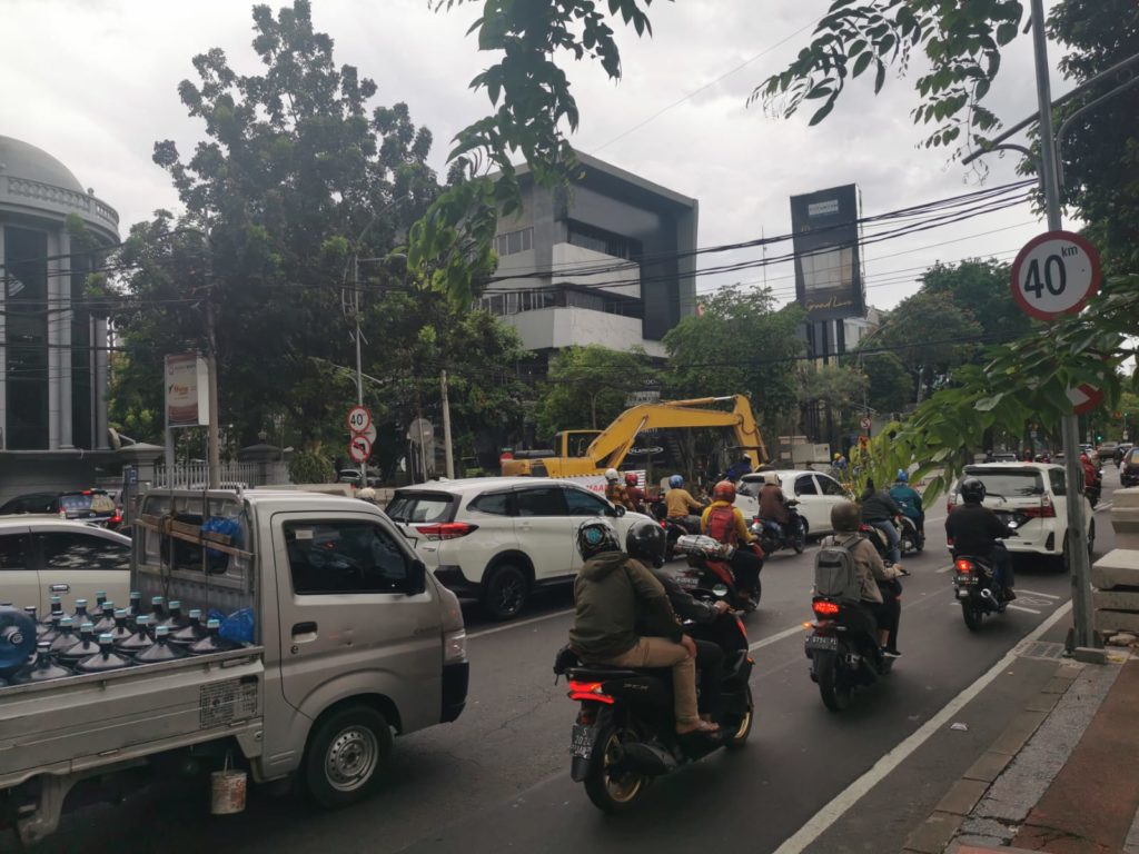 Pengerjaan Saluran di Panglima Sudirman Surabaya - Suara Surabaya