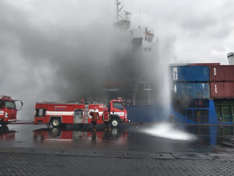 Kapal Muat Kontainer Terbakar di Jamrud Selatan Pelabuhan Tanjung Perak - Suara Surabaya