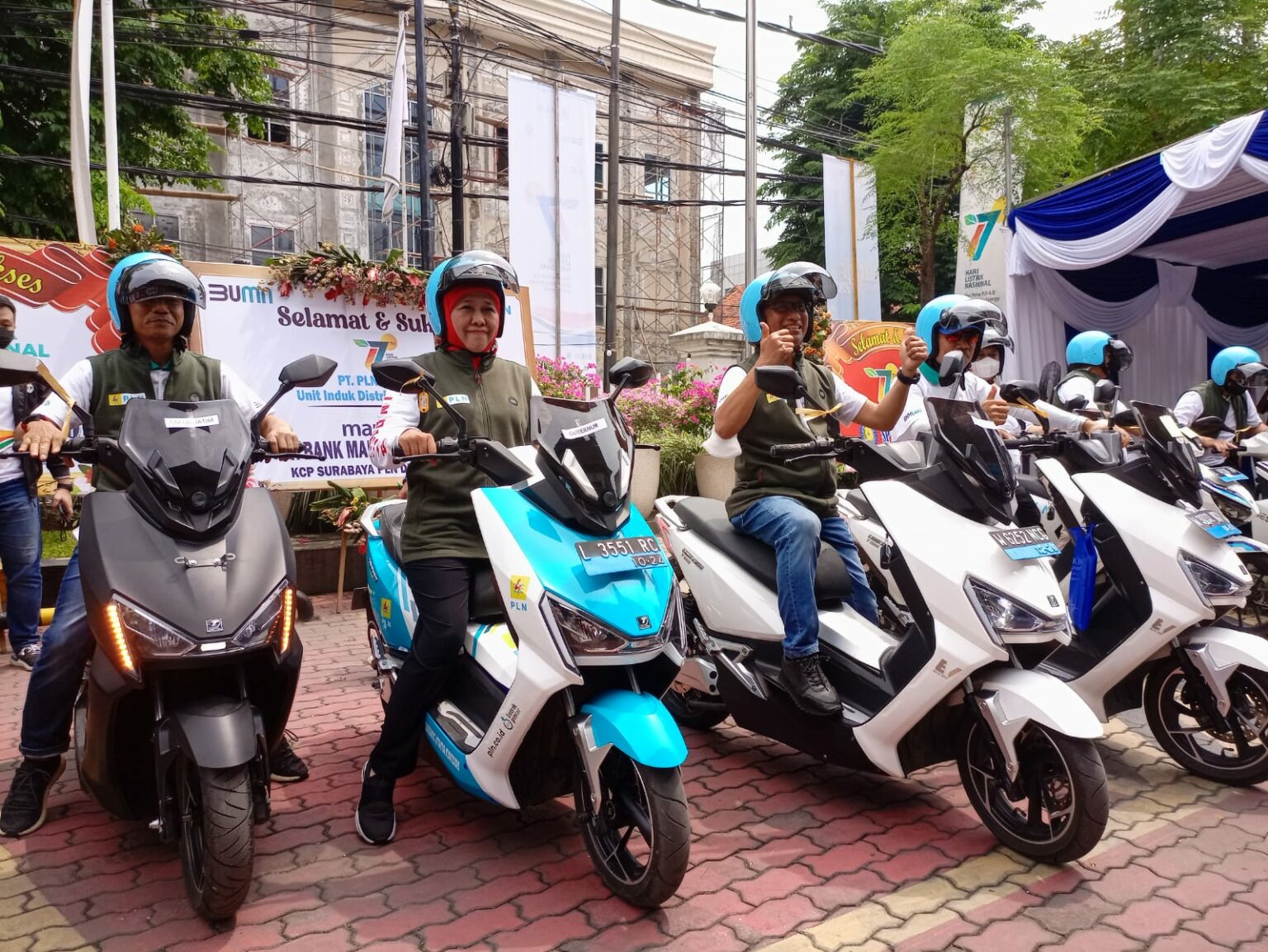Ratusan Motor Listrik Konvoi di Surabaya dalam Rangka Hari Listrik ...