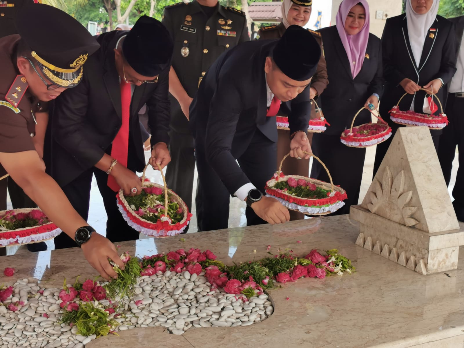 Tabur Bunga di Makam W.R. Soepratman - Suara Surabaya