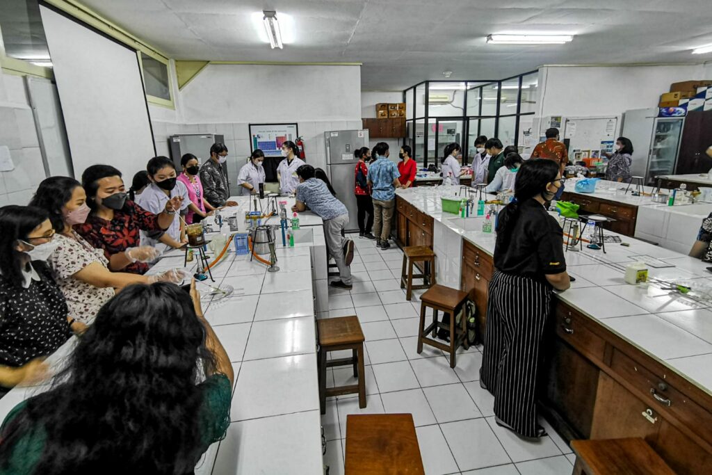 Membuat Permen Rendah Kalori di UKWMS - Suara Surabaya