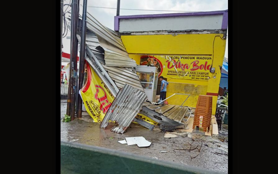 Hujan Deras Disertai Angin Kencang Terjang Sidoarjo, Puluhan Atap Rumah ... Hujan Deras Disertai Angin Kencang Terjang Sidoarjo, Puluhan Atap Rumah ...