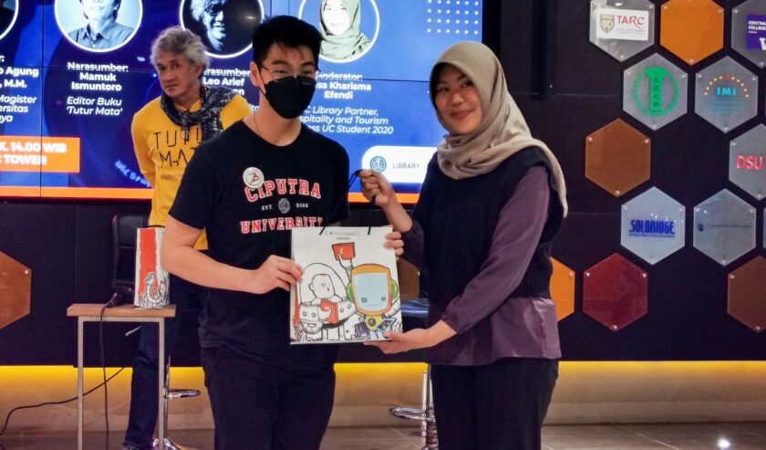 UC Gelar Bedah Buku Tutur Mata Karya Anak Penyandang Disabilitas - Suara Surabaya