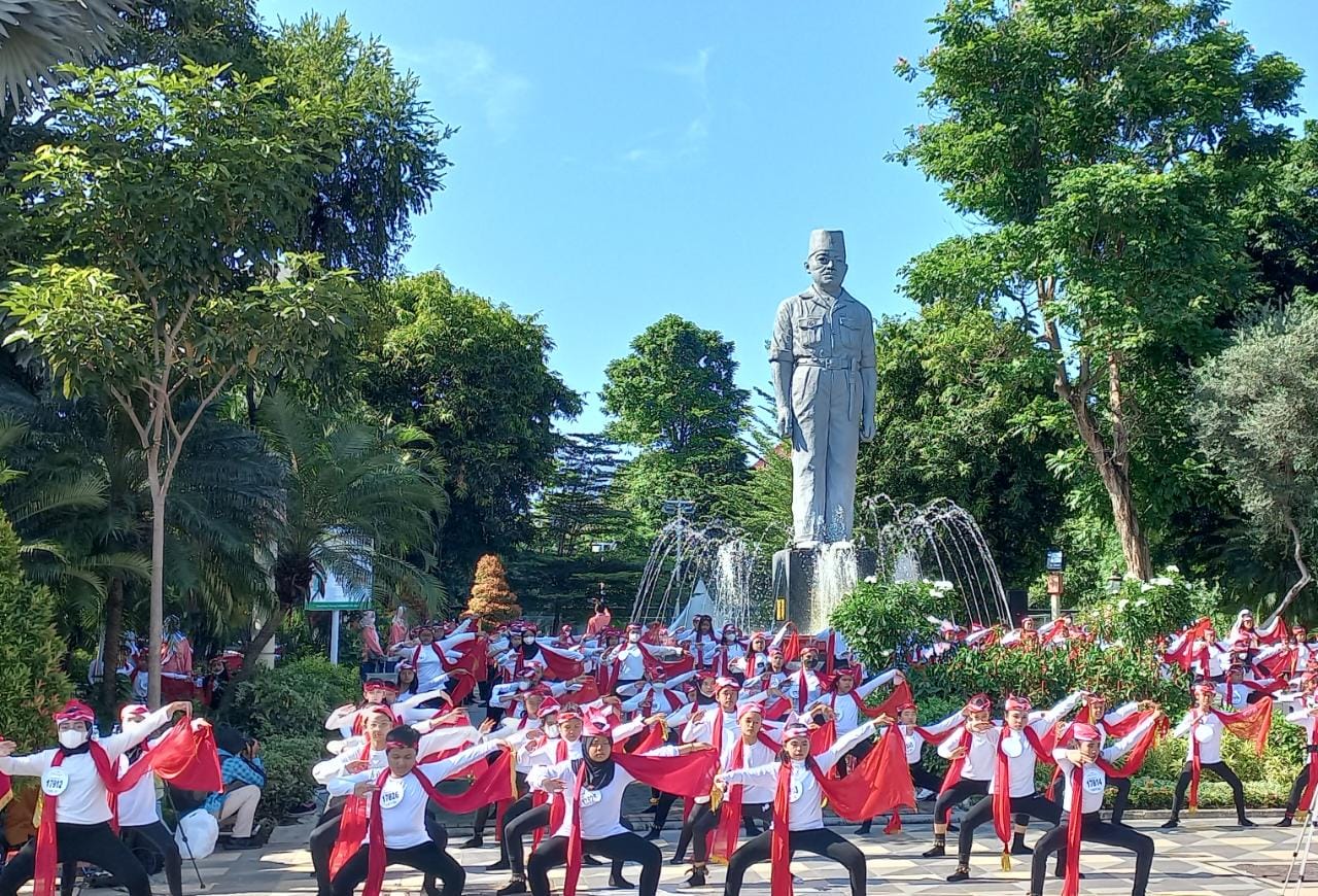 500 Pelajar Kompak Menari Remo di Taman Apsari - Suara Surabaya