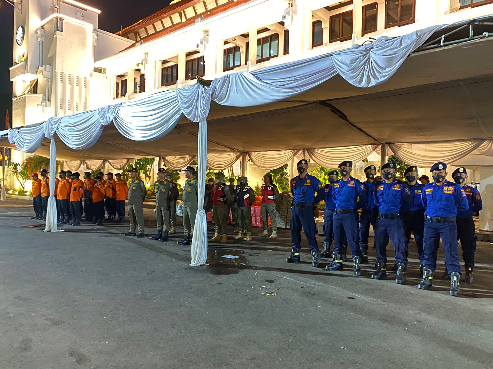 Petugas Gabungan Amankan Malam Tahun Baru di Surabaya - Suara Surabaya Petugas Gabungan Amankan Malam Tahun Baru di Surabaya - Suara Surabaya