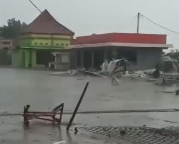 Angin Puting Beliung di Tebaloan Gresik Rusak Atap SPBU dan Warung ... Angin Puting Beliung di Tebaloan Gresik Rusak Atap SPBU dan Warung ...