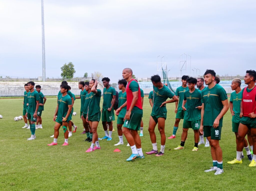 Persebaya Surabaya Latihan di Gelora Joko Samudro Gresik