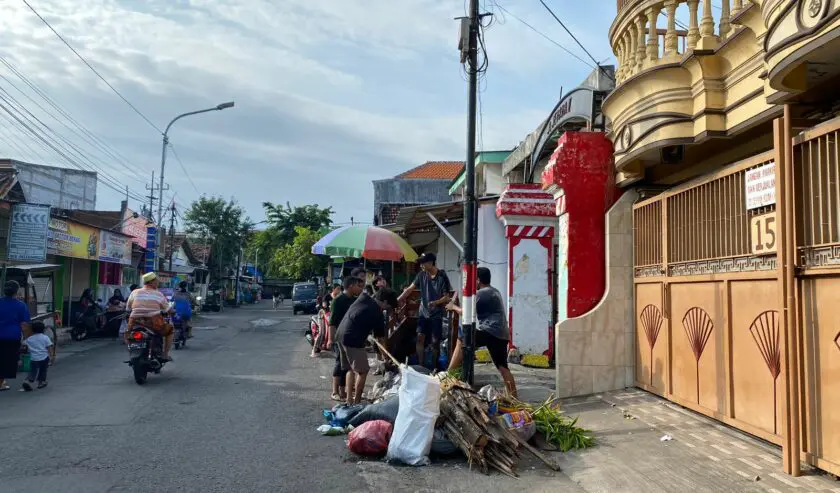Warga Kelurahan Jepara Bersihkan Sedimen dan Sampah di Gorong-gorong