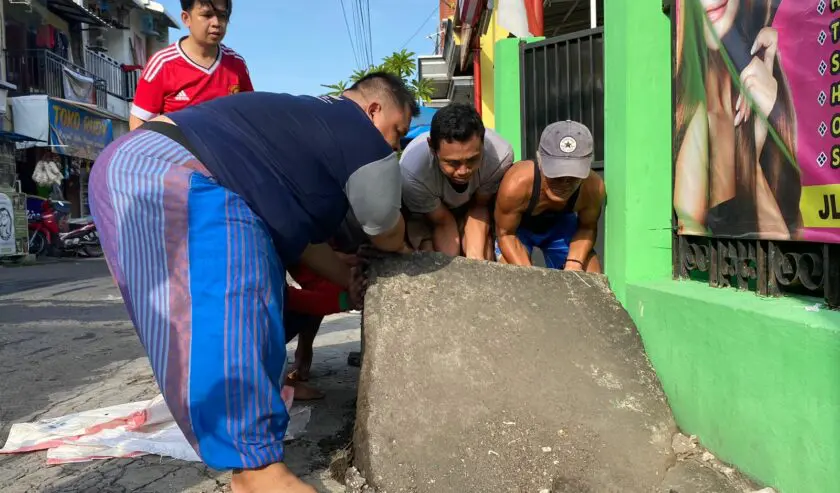 Warga Kelurahan Jepara Bersihkan Sedimen dan Sampah di Gorong-gorong