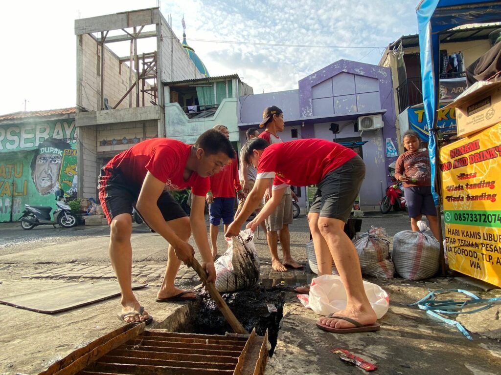 Kerja Bakti Surabaya Bergerak, Warga Kelurahan Jepara Bersihkan Sedimen dan Sampah di Gorong ...