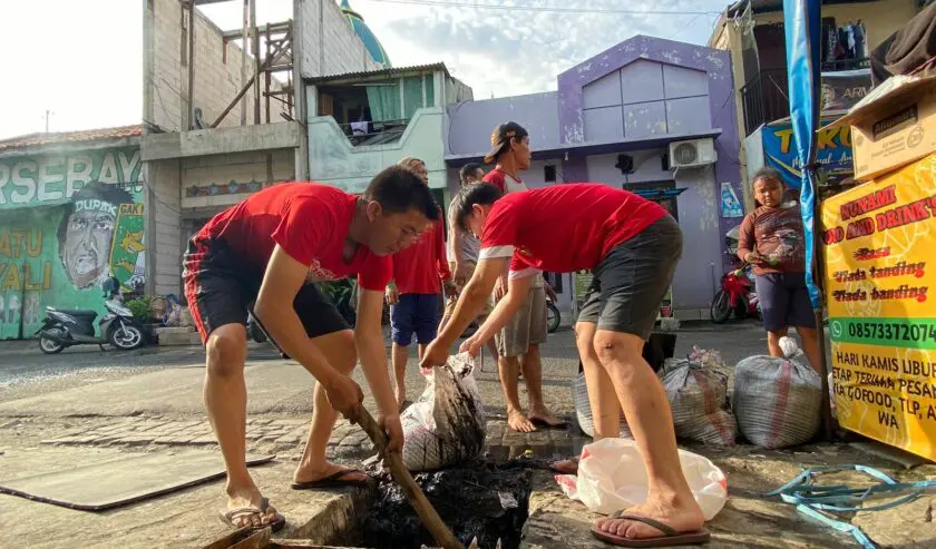 Warga Kelurahan Jepara Bersihkan Sedimen dan Sampah di Gorong-gorong