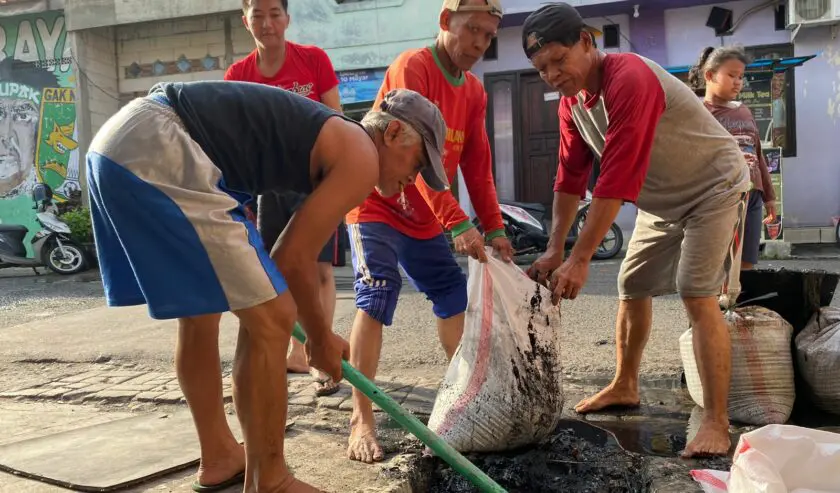 Warga Kelurahan Jepara Bersihkan Sedimen dan Sampah di Gorong-gorong