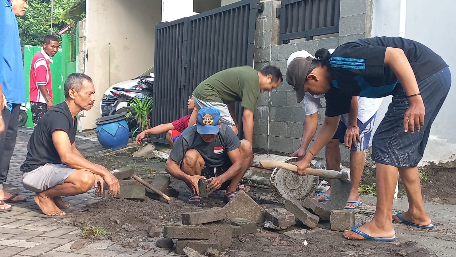Kerja Bakti di Siwalankerto Wujud dari Guyub Rukun Warga - Suara Surabaya