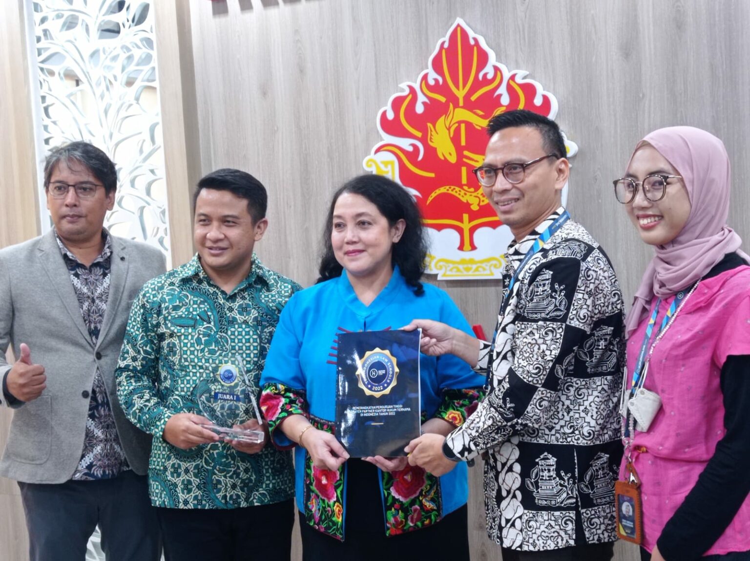 Raih Top 10 Kampus Hukum PTS, FH Ubaya Juara Satu di Indonesia Timur ...