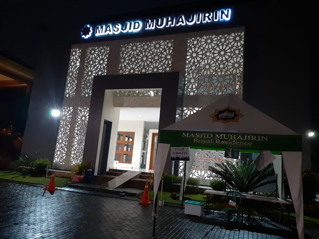 Jemaah Masjid Muhajirin Surabaya Berbuka Puasa Ditemani Hujan - Suara ...