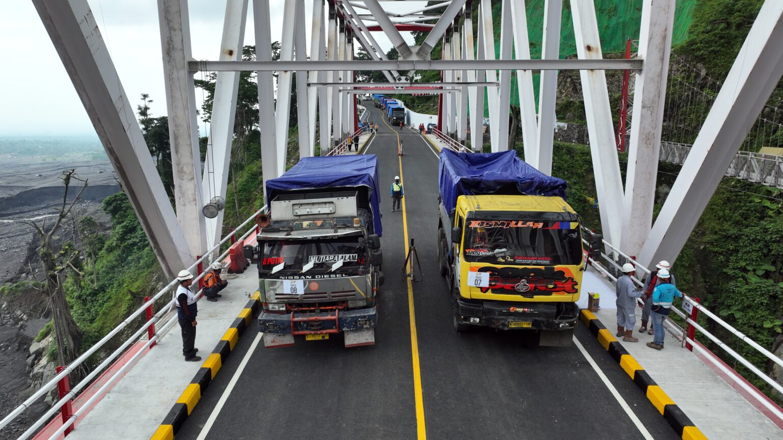 Sambut Arus Mudik, BBPJN Uji Pembebanan Jembatan Baru Besuk Koboan ...
