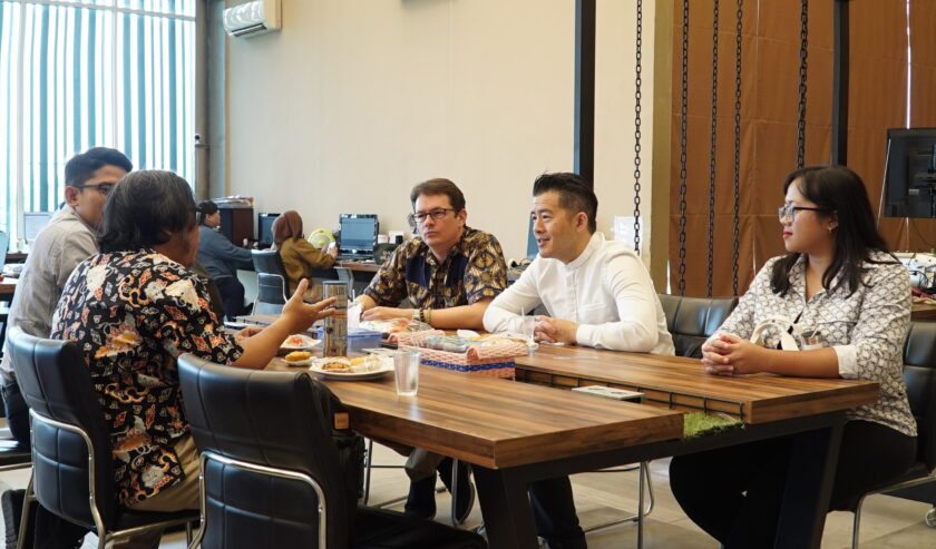 Kunjungan Konsulat Amerika ke Suara Surabaya