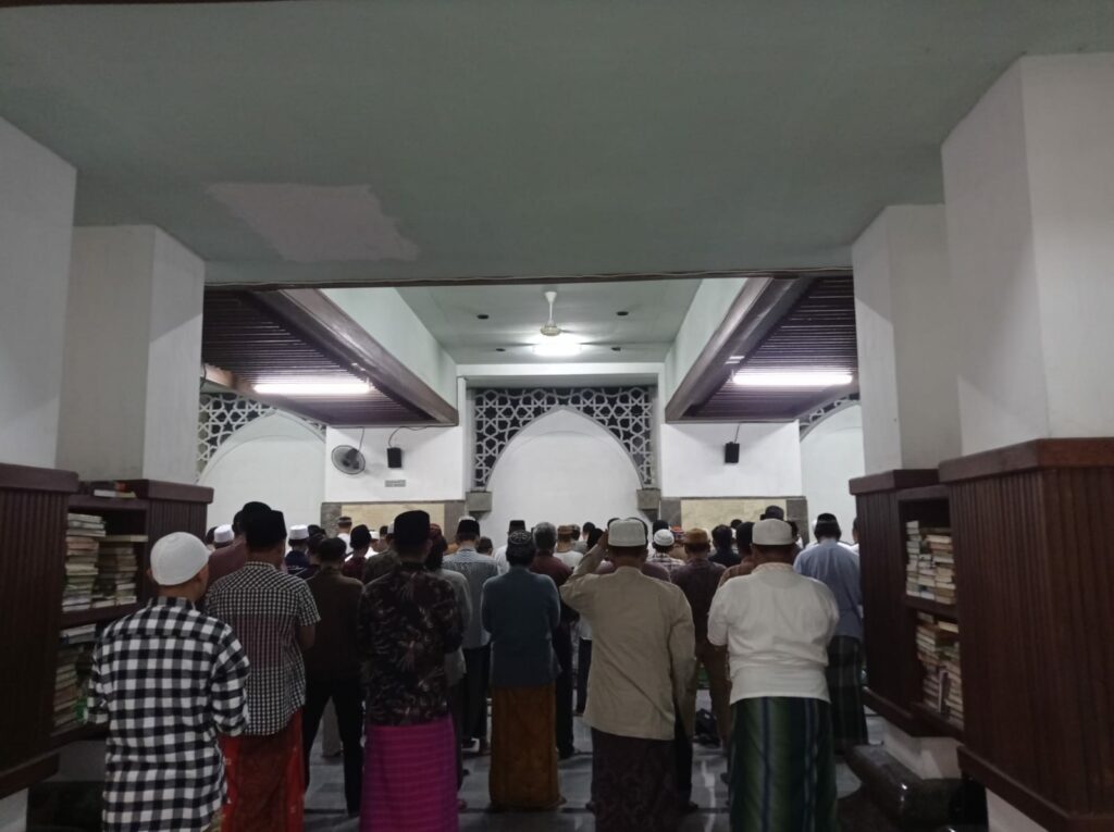 Tarawih Perdana Masjid Sunan Ampel Surabaya Diikuti 800 Jemaah Tarawih Perdana Masjid Sunan Ampel Surabaya Diikuti 800 Jemaah