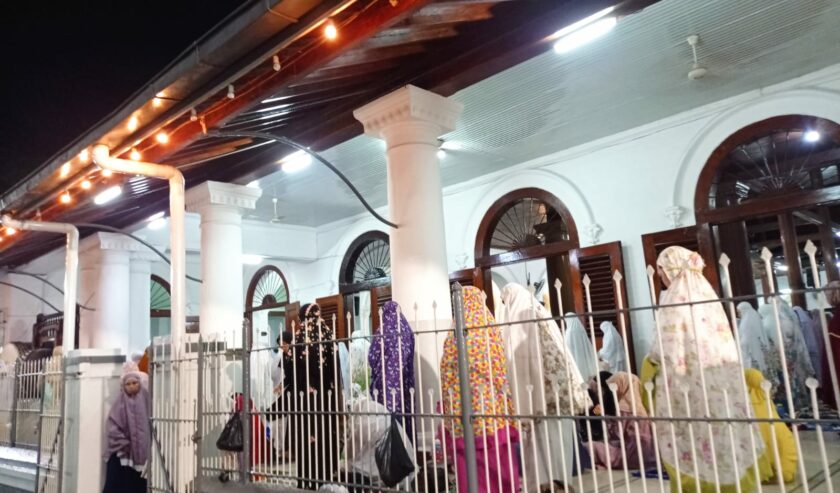 Tarawih Perdana Masjid Sunan Ampel Surabaya Diikuti 800 Jemaah Tarawih Perdana Masjid Sunan Ampel Surabaya Diikuti 800 Jemaah