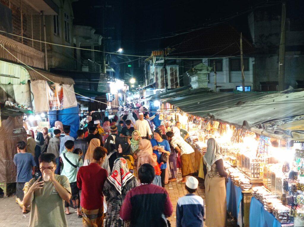 Tarawih Perdana Masjid Sunan Ampel Surabaya Diikuti 800 Jemaah Tarawih Perdana Masjid Sunan Ampel Surabaya Diikuti 800 Jemaah
