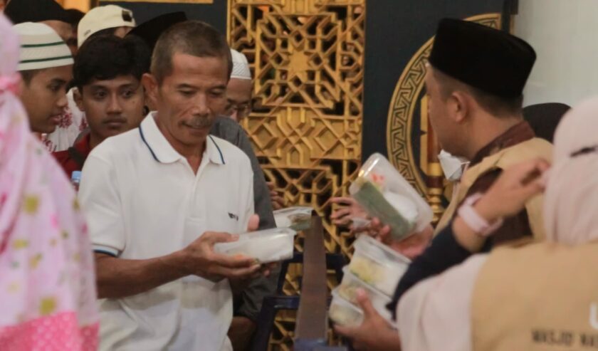Ribuan Umat Buka Puasa Bersama di Masjid Al-Akbar Surabaya