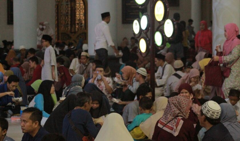 Ribuan Umat Buka Puasa Bersama di Masjid Al-Akbar Surabaya