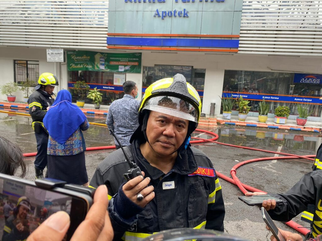 80 Persen Bangunan Apotek Kimia Farma di Diponegoro Surabaya Runtuh Dilalap Api - Suara Surabaya