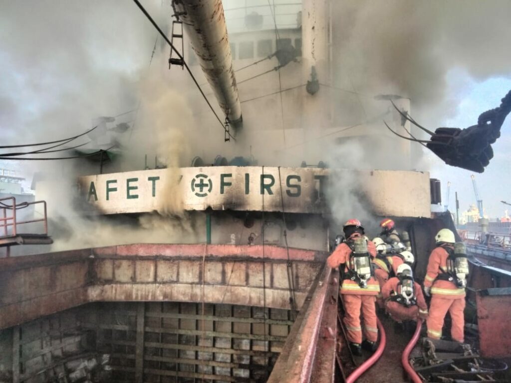 Kebakaran Kapal di Pelabuhan Tanjung Perak - Suara Surabaya