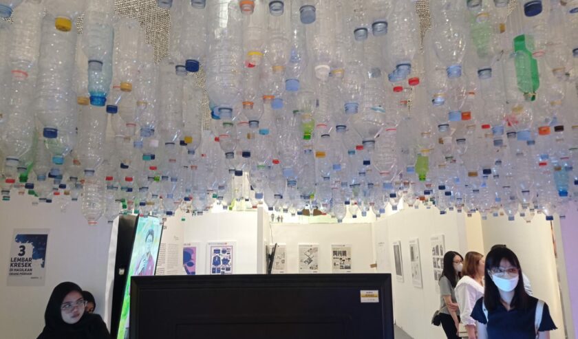 Ecoton Ajak Pengunjung Mal Mengintip Mikroplastik - Suara Surabaya