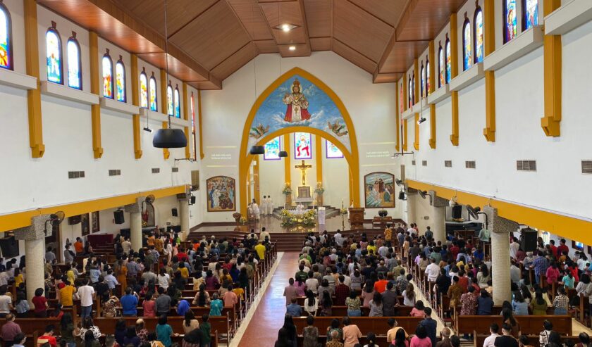 Misa Kenaikan Isa Almasih di Gereja Kristus Raja Surabaya - Suara Surabaya