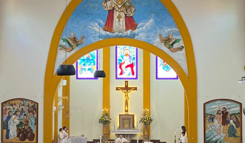 Misa Kenaikan Isa Almasih di Gereja Kristus Raja Surabaya - Suara Surabaya