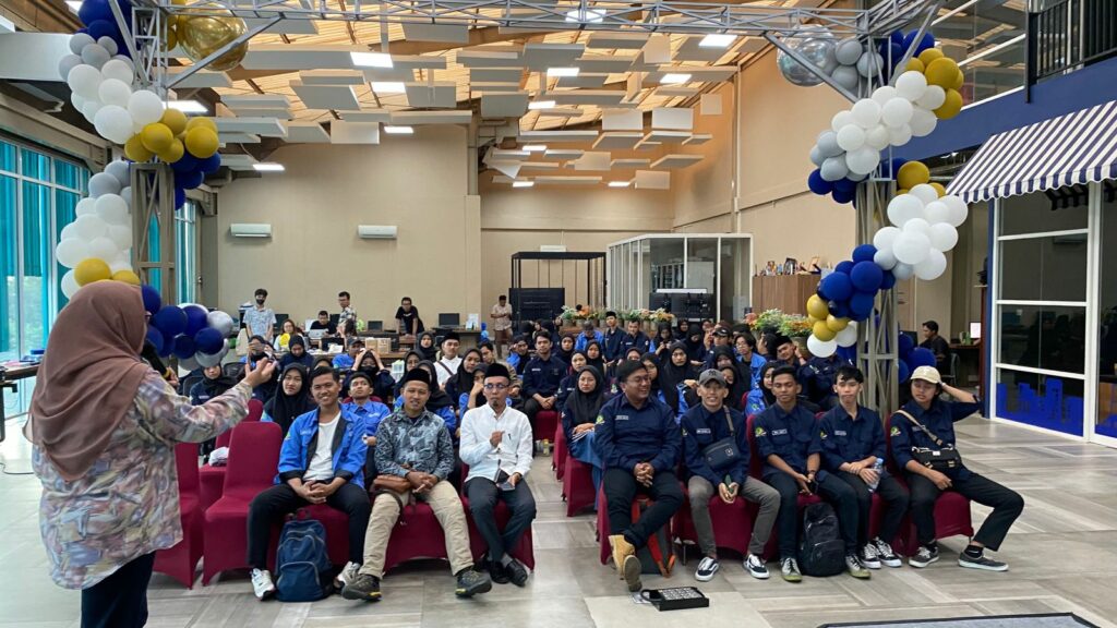 Mahasiswa Institut Pesantren KH Abdul Chalim Mojokerto Kunjungi Suara Surabaya - Suara Surabaya