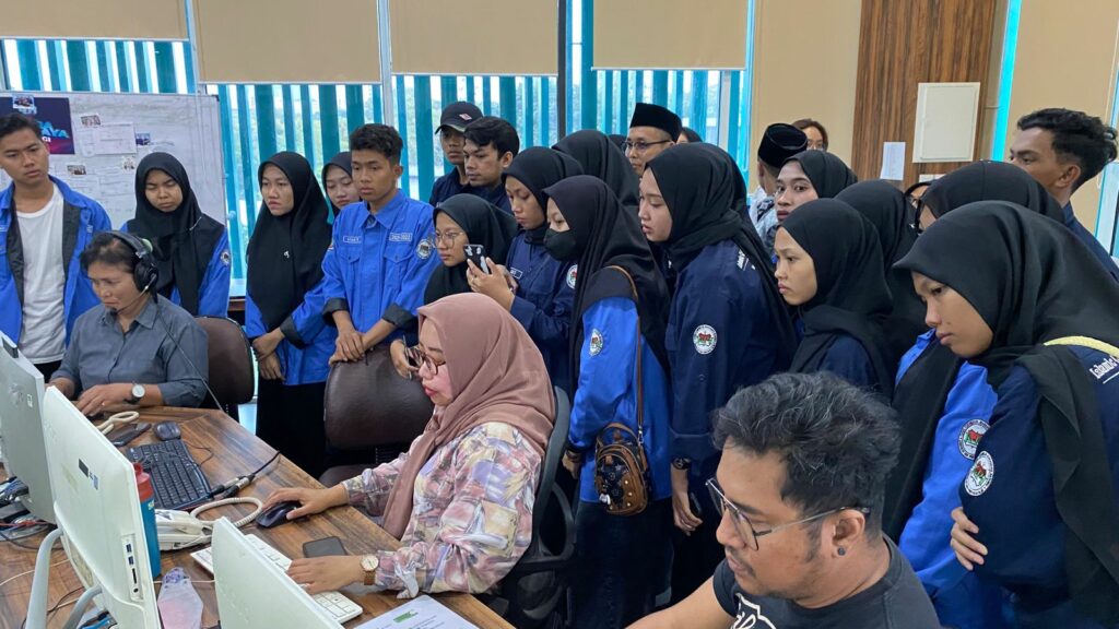 Mahasiswa Institut Pesantren KH Abdul Chalim Mojokerto Kunjungi Suara Surabaya - Suara Surabaya