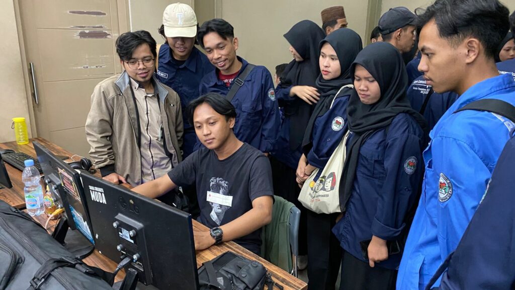 Mahasiswa Institut Pesantren KH Abdul Chalim Mojokerto Kunjungi Suara Surabaya - Suara Surabaya