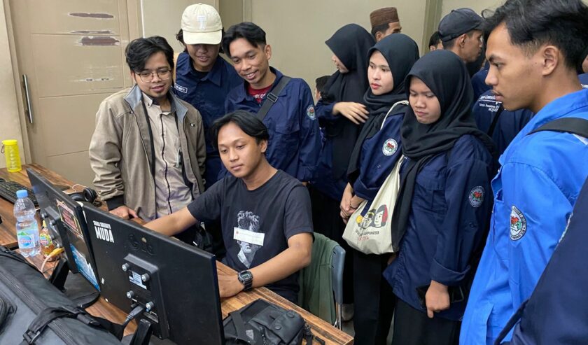 Mahasiswa Institut Pesantren KH Abdul Chalim Mojokerto Kunjungi Suara Surabaya - Suara Surabaya