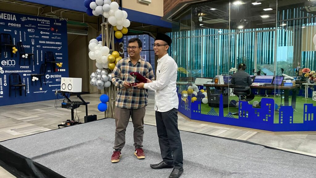 Mahasiswa Institut Pesantren KH Abdul Chalim Mojokerto Kunjungi Suara Surabaya - Suara Surabaya