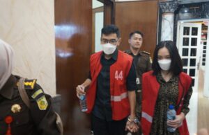 PN Surabaya Jatuhkan Vonis untuk Pemeran Video Porno Kebaya Merah dan Threesome - Suara Surabaya