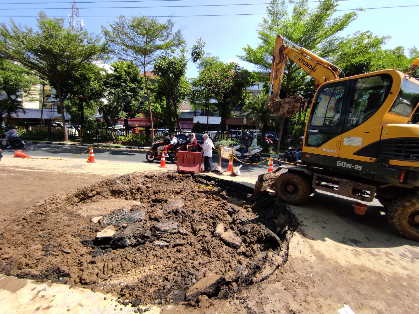 Aspal Jalan Pasar Kembang Surabaya Meledak - Suara Surabaya